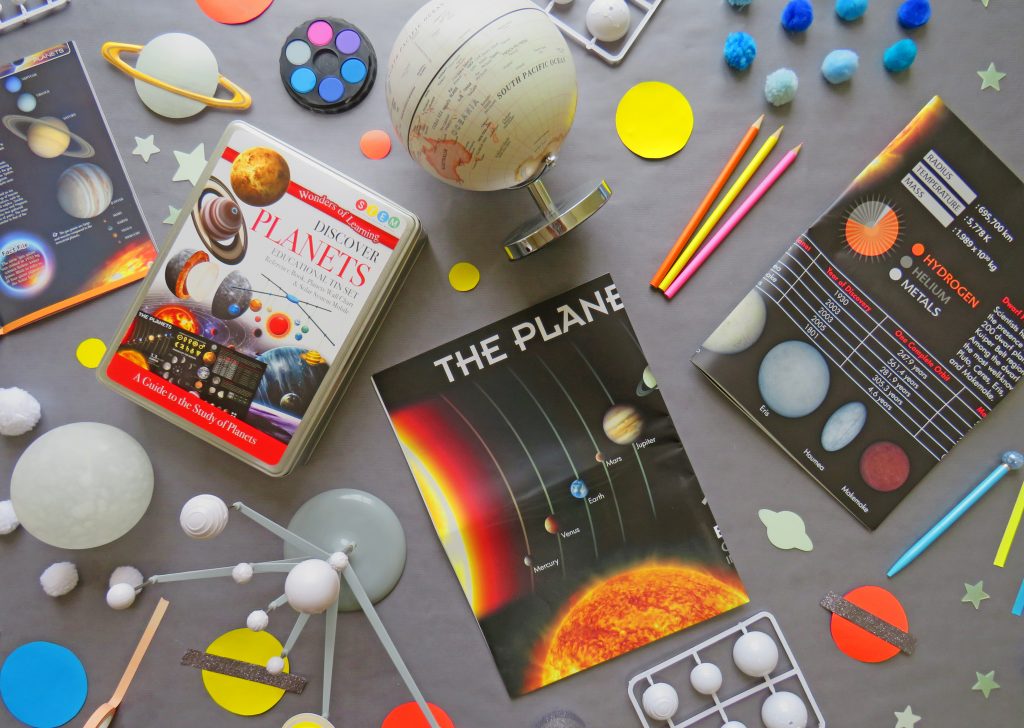 Wonders of Learning – Discover Planets Educational Tin Set – Headstart